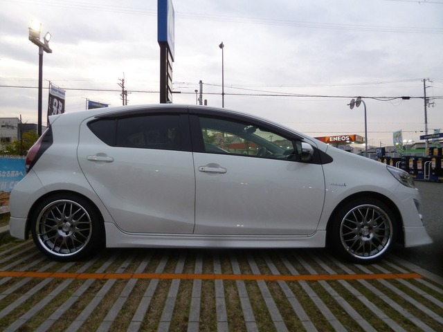 アクア NHP系 NHP10 | 装着ギャラリー | カーポートマルゼン